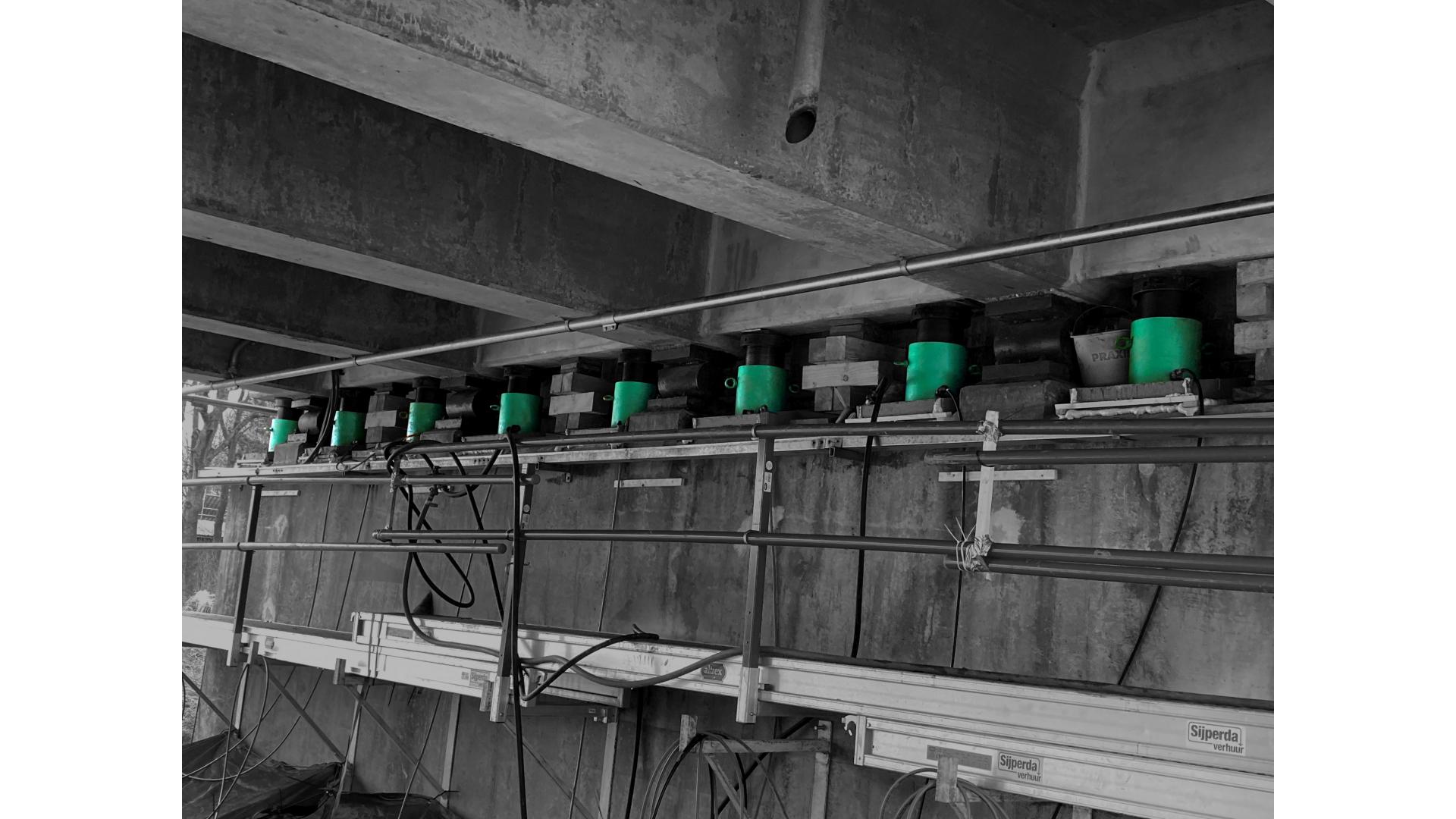 Lifting A Bridge with Hydraulic Jacks